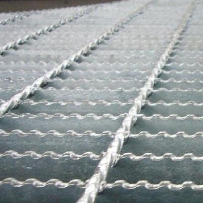 Cina Hot DIP Galvanized Mill Finish Plain Type or Serrated Type Steel Walking Bar Grating in vendita