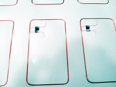 中国 時速3000～3500枚、6kg/cm2圧縮空気対応のコンパクト非接触ICカードアンテナ埋め込み機 販売のため