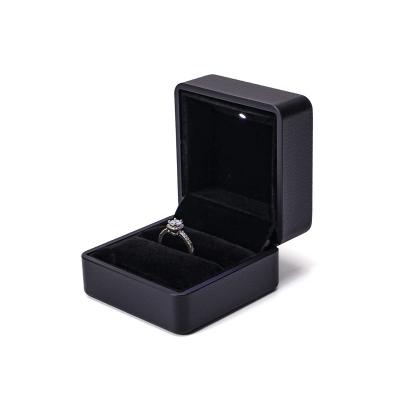 Κίνα Χάνχονγκ Custom Ring Box με ελαφρύ 6.5*6.5*4.5cm Μέγεθος Μαύρο δέρμα και βελούδο υλικό προς πώληση