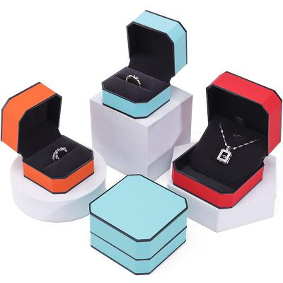 Chine Boîte d'emballage de bijoux en cuir en PU à bord noir octogonal pour le stockage de luxe à vendre