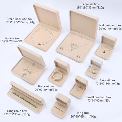 Cina Ingrosso Produzione Casella di gioielli di lusso di velluto Logo personalizzato personalizzato Colletto rosso Bracciale orecchini Anello Imballaggio Casella di gioielli di velluto in vendita