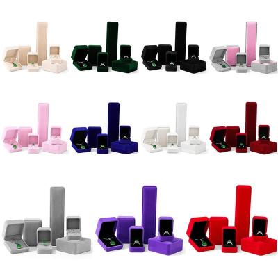 Cina Ingrosso Produzione Casella di gioielli di lusso di velluto Logo personalizzato personalizzato Colletto rosso Bracciale orecchini Anello Imballaggio Casella di gioielli di velluto in vendita
