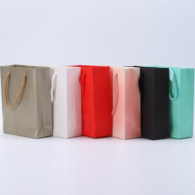Cina Ingrosso Produzione Casella di gioielli di lusso di velluto Logo personalizzato personalizzato Colletto rosso Bracciale orecchini Anello Imballaggio Casella di gioielli di velluto in vendita
