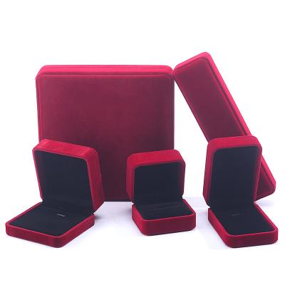 Cina Ingrosso Produzione Casella di gioielli di lusso di velluto Logo personalizzato personalizzato Colletto rosso Bracciale orecchini Anello Imballaggio Casella di gioielli di velluto in vendita