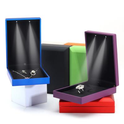 Cina Hanhong Custom Logo Spray Paint Jewelry Packaging Box per orecchini Colletto Anello LED Set in vendita