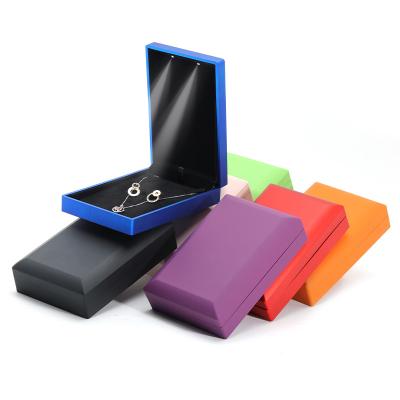 Cina Hanhong Custom Logo Spray Paint Jewelry Packaging Box per orecchini Colletto Anello LED Set in vendita