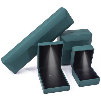 중국 보석 패키지 사용자 지정 로고 녹색 LED 라이트 벨벳 상자 반지 팔찌 목걸이 판매용