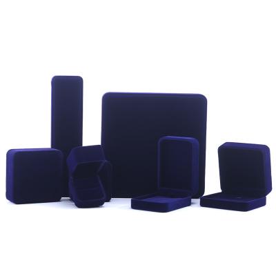 Cina Cina Produzione all'ingrosso di alta gamma Scatola per collana e anello fatta a mano Confezione di gioielli Logo personalizzato Lussuosa scatola quadrata in velluto scamosciato blu in vendita