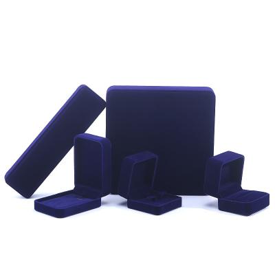 Cina Cina Produzione all'ingrosso di alta gamma Scatola per collana e anello fatta a mano Confezione di gioielli Logo personalizzato Lussuosa scatola quadrata in velluto scamosciato blu in vendita