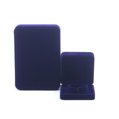 Cina Cina Produzione all'ingrosso di alta gamma Scatola per collana e anello fatta a mano Confezione di gioielli Logo personalizzato Lussuosa scatola quadrata in velluto scamosciato blu in vendita