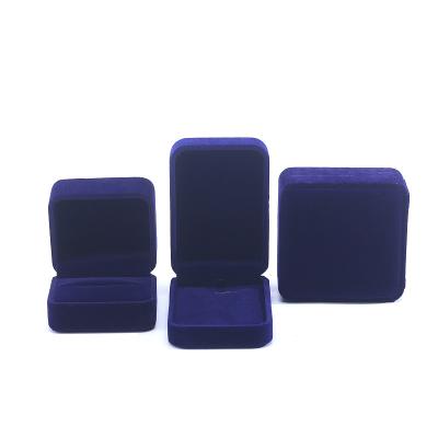 Cina Cina Produzione all'ingrosso di alta gamma Scatola per collana e anello fatta a mano Confezione di gioielli Logo personalizzato Lussuosa scatola quadrata in velluto scamosciato blu in vendita