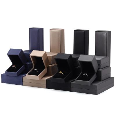 China Dicke Sponge Rechteck Stil Luxus Verpackung Samt Schmuckbox für Halskette und Ring zu verkaufen