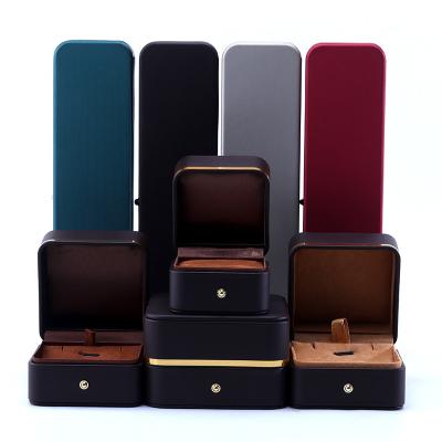 Chine Boîte d'emballage de bijoux en cuir sur mesure pour boucles d'oreilles Colliers et anneaux Design élégant à vendre