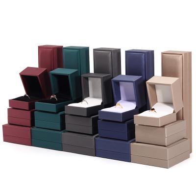 Chine Boîte à bijoux en cuir faite à la main pour les anneaux et les colliers à vendre