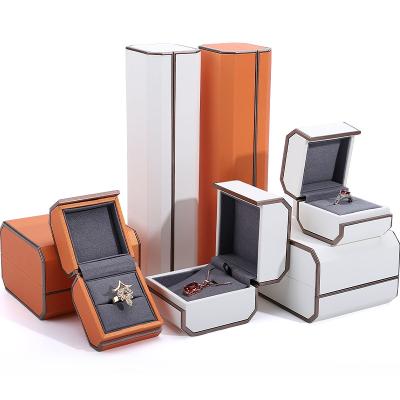 Chine Boîte d'emballage de bijoux en cuir en PU en or élégant sur mesure pour anneaux colliers et bracelets à vendre