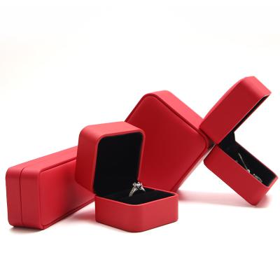 Cina Scatola di gioielleria in pelle PU di lusso personalizzata Scatola di imballaggio con competitivo 6.5 * 6cm in vendita