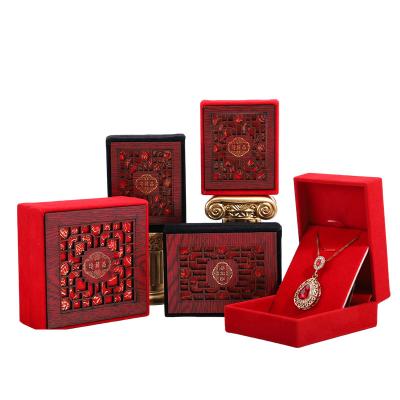 Cina Rivestimento di velluto rosso Casella di gioielli in legno di lusso Imballaggio Taglia del logo personalizzato in vendita