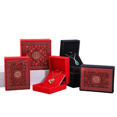 Cina Logo personalizzato colore gioielleria in legno scatola per anelli bracciali con confezione espositiva in vendita