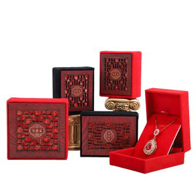Cina Logo personalizzato colore gioielleria in legno scatola per anelli bracciali con confezione espositiva in vendita