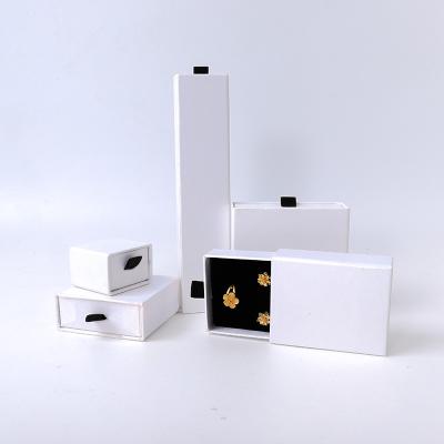 China Groothandel Productie Eco-vriendelijk hoogwaardig geschenk Juwelen Doos Gepersonaliseerde Persoonlijke Ring Halsketting Oorbellen Armband Verpakking Wit Karton Papier Drawer Juwelen Doos met logo for sale