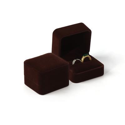 Cina Produttore all'ingrosso Customized Luxury Jewelry Ring Box Personalized Custom logo Velvet Jewelry Engagement Ring Box Packaging Box in vendita