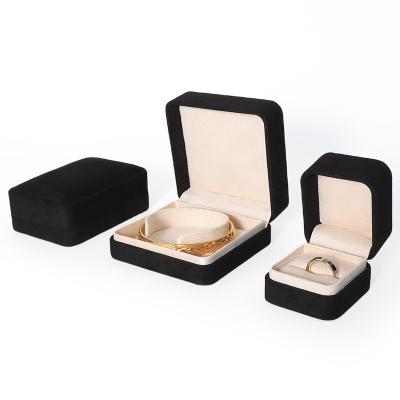 Cina Hign End Big Jewelry Set Colletto Bracelet Orecchini Anello Imballaggio Manifatto Quadrato Velvet Nero Gioielli Con Logo in vendita