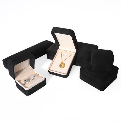 Cina Hign End Big Jewelry Set Colletto Bracelet Orecchini Anello Imballaggio Manifatto Quadrato Velvet Nero Gioielli Con Logo in vendita