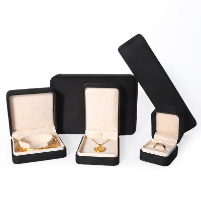 Cina Hign End Big Jewelry Set Colletto Bracelet Orecchini Anello Imballaggio Manifatto Quadrato Velvet Nero Gioielli Con Logo in vendita