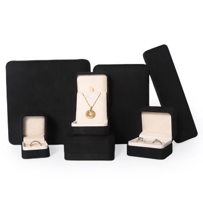 Cina Hign End Big Jewelry Set Colletto Bracelet Orecchini Anello Imballaggio Manifatto Quadrato Velvet Nero Gioielli Con Logo in vendita