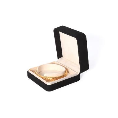 Cina Hign End Big Jewelry Set Colletto Bracelet Orecchini Anello Imballaggio Manifatto Quadrato Velvet Nero Gioielli Con Logo in vendita