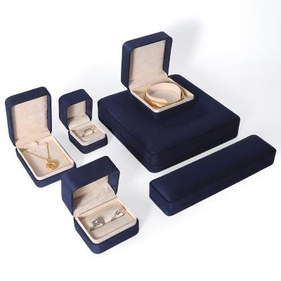 Cina China Manufacturing Wholesale Premium Blu Jewellery Packaging Box Custom Hign End Big Jewelry Set Collare Bracelet Earrings Ring Packaging Handmade Square Velvet Blue Jewelry Box With Logo in vendita