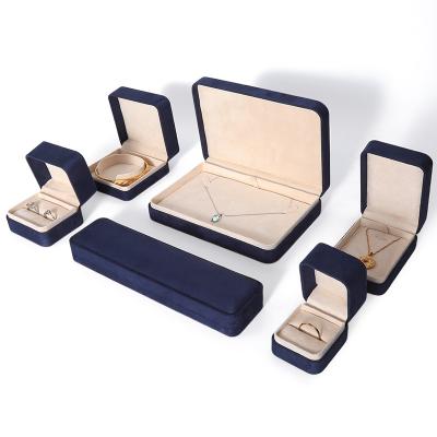 Cina China Manufacturing Wholesale Premium Blu Jewellery Packaging Box Custom Hign End Big Jewelry Set Collare Bracelet Earrings Ring Packaging Handmade Square Velvet Blue Jewelry Box With Logo in vendita
