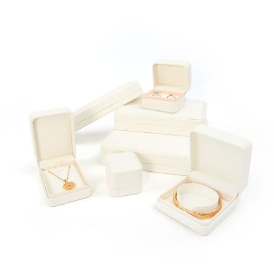 Cina Gioielli in pelle bianca quadrata fatti a mano Scatola di imballaggio per gioielli di lusso per gioielli personalizzati Scatola per collare Bracciale orecchini Anello imballaggio in vendita
