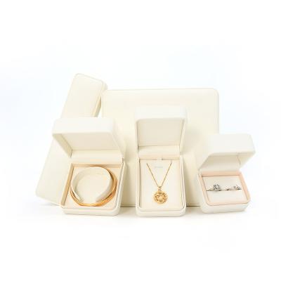 Cina Gioielli in pelle bianca quadrata fatti a mano Scatola di imballaggio per gioielli di lusso per gioielli personalizzati Scatola per collare Bracciale orecchini Anello imballaggio in vendita