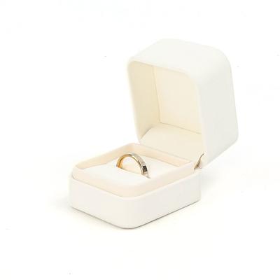 Cina Gioielli in pelle bianca quadrata fatti a mano Scatola di imballaggio per gioielli di lusso per gioielli personalizzati Scatola per collare Bracciale orecchini Anello imballaggio in vendita