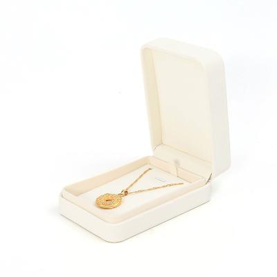 Cina Gioielli in pelle bianca quadrata fatti a mano Scatola di imballaggio per gioielli di lusso per gioielli personalizzati Scatola per collare Bracciale orecchini Anello imballaggio in vendita