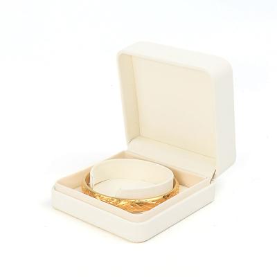 Cina Gioielli in pelle bianca quadrata fatti a mano Scatola di imballaggio per gioielli di lusso per gioielli personalizzati Scatola per collare Bracciale orecchini Anello imballaggio in vendita