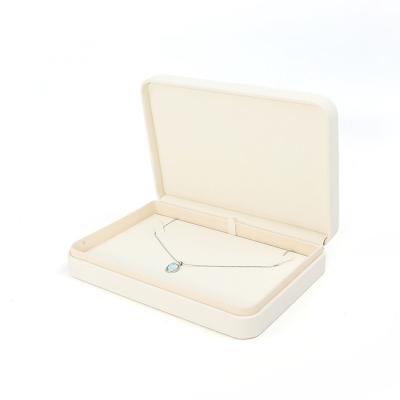 Cina Gioielli in pelle bianca quadrata fatti a mano Scatola di imballaggio per gioielli di lusso per gioielli personalizzati Scatola per collare Bracciale orecchini Anello imballaggio in vendita