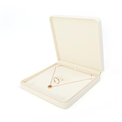 Cina Gioielli in pelle bianca quadrata fatti a mano Scatola di imballaggio per gioielli di lusso per gioielli personalizzati Scatola per collare Bracciale orecchini Anello imballaggio in vendita