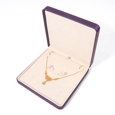 Cina Gioielli di alta qualità confezionamento scatola di lusso personalizzato grande gioielli set scatola collana braccialetto orecchini anello confezionamento a mano quadrato porpora pelle gioielli scatola con logo in vendita