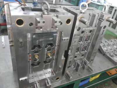 Cina Stampaggio ad iniezione di plastica preciso standard di Hasco con quattro cavità in vendita
