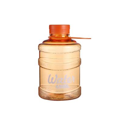Cina Bottiglia di plastica personale alla moda di grande capacità di progettazione 600ml di forma della bottiglia di acqua minerale in vendita