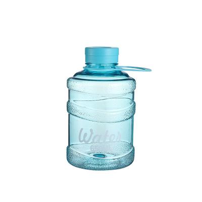Cina Bottiglia di plastica personale alla moda di grande capacità di progettazione 600ml di forma della bottiglia di acqua minerale in vendita