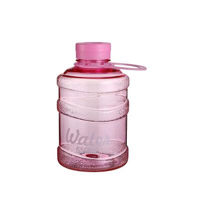 Cina Bottiglia di plastica personale alla moda di grande capacità di progettazione 600ml di forma della bottiglia di acqua minerale in vendita