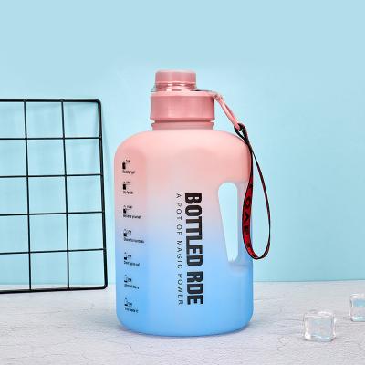 Cina Bottiglia di acqua bevente diretta libera elegante di Bpa di grande capacità di gallone di colore di pendenza in vendita