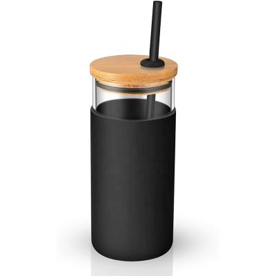 China de Tuimelschakelaar Glass Water Bottle van 20oz Borosilicate met Straw Silicone Sleeve Te koop