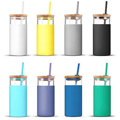 China de Tuimelschakelaar Glass Water Bottle van 20oz Borosilicate met Straw Silicone Sleeve Te koop