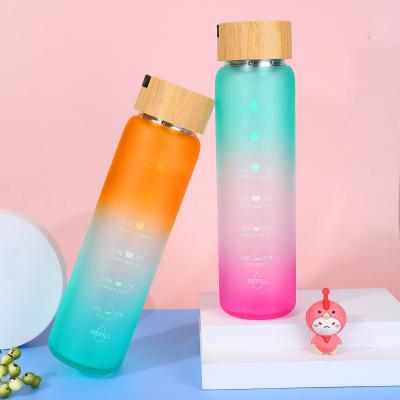 Cina Il colore di pendenza ha glassato le bottiglie beventi di vetro motivazionali della copertura del neoprene in vendita