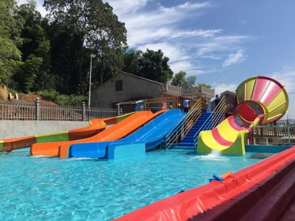 China 200m2 Area Wide Family Water Slide For Children Easy Installation supplier