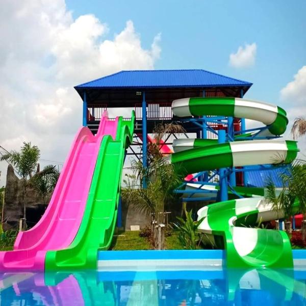 China Eco Friendly Fiberglass Water Slide Perfect For Pool Exits In Water Parks And Resorts supplier